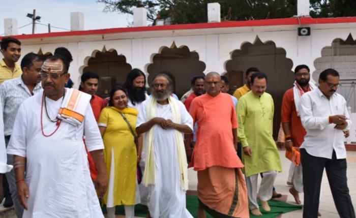 Anuppur News अमरकंटक पहुंचे श्री श्री रवि शंकर नर्मदा मंदिर में की पूजा Sri Sri Ravi Shankar